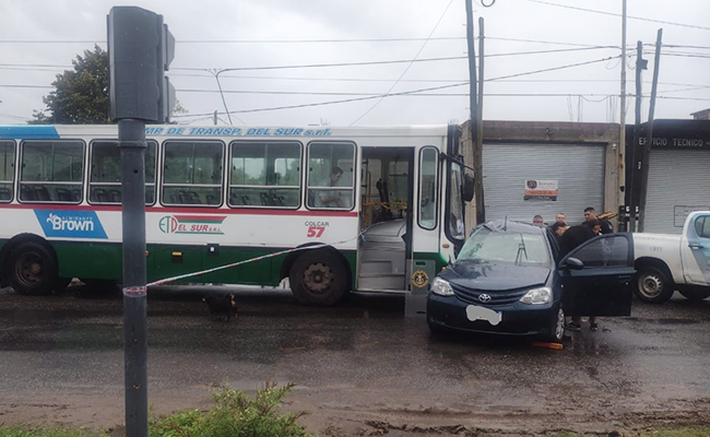 Fuerte choque entre un colectivo y un auto: una mujer sufrió politraumatismos - Noticias de Brown
